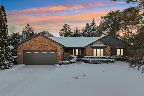 2417 Beacon Hill, Rochester Hills, MI 48309.